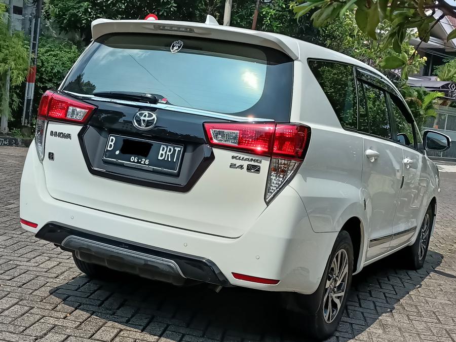 Kijang Innova V Diesel AT 2021 Putih - MobilBekas.com